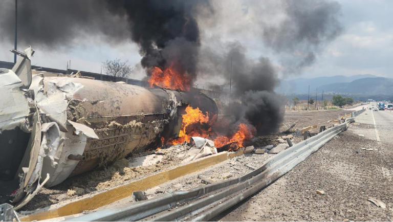 Pipa con combustible vuelca en la México-Puebla; cierran autopista