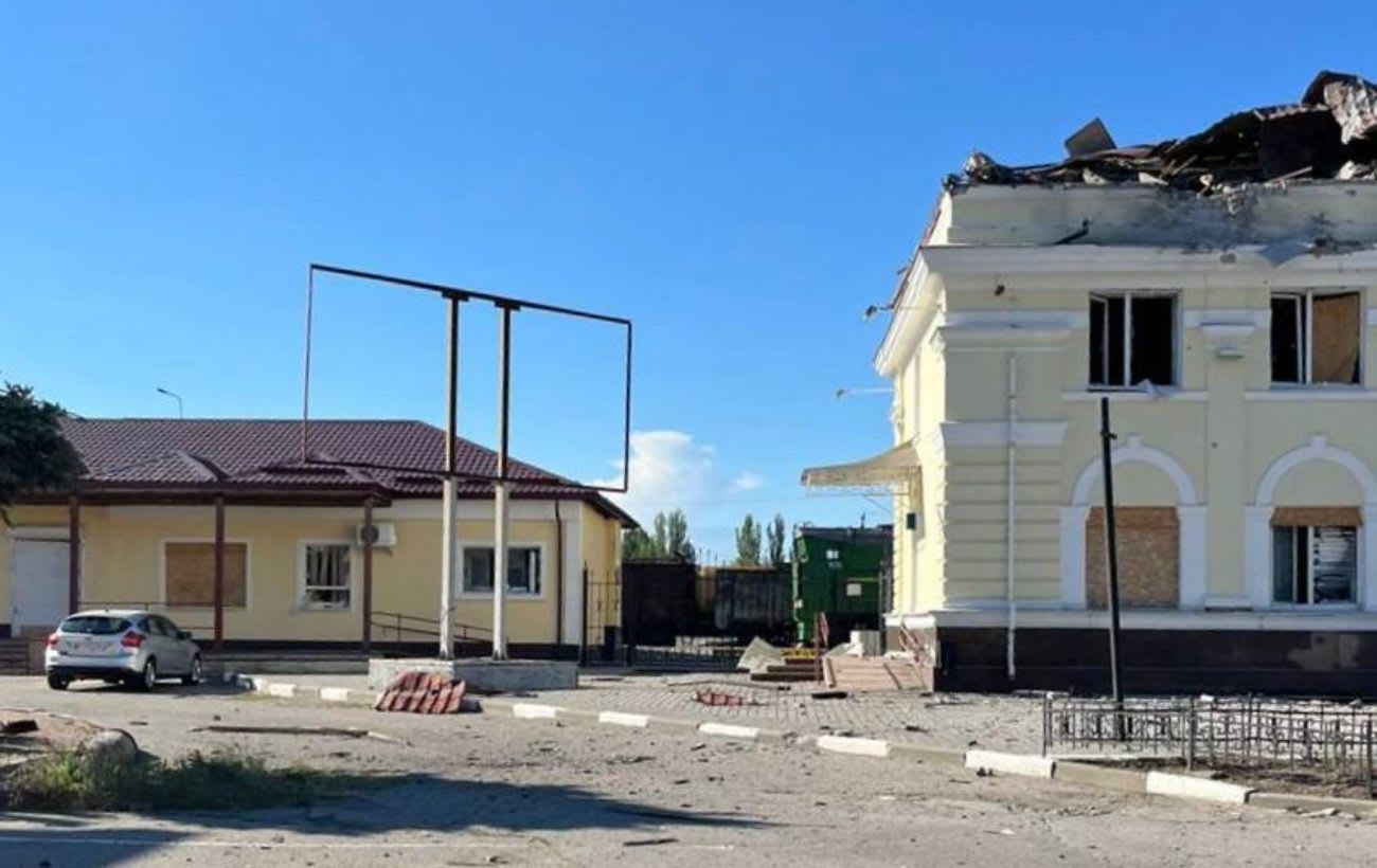 Russians shell railway station in Kherson: Images reveal aftermath