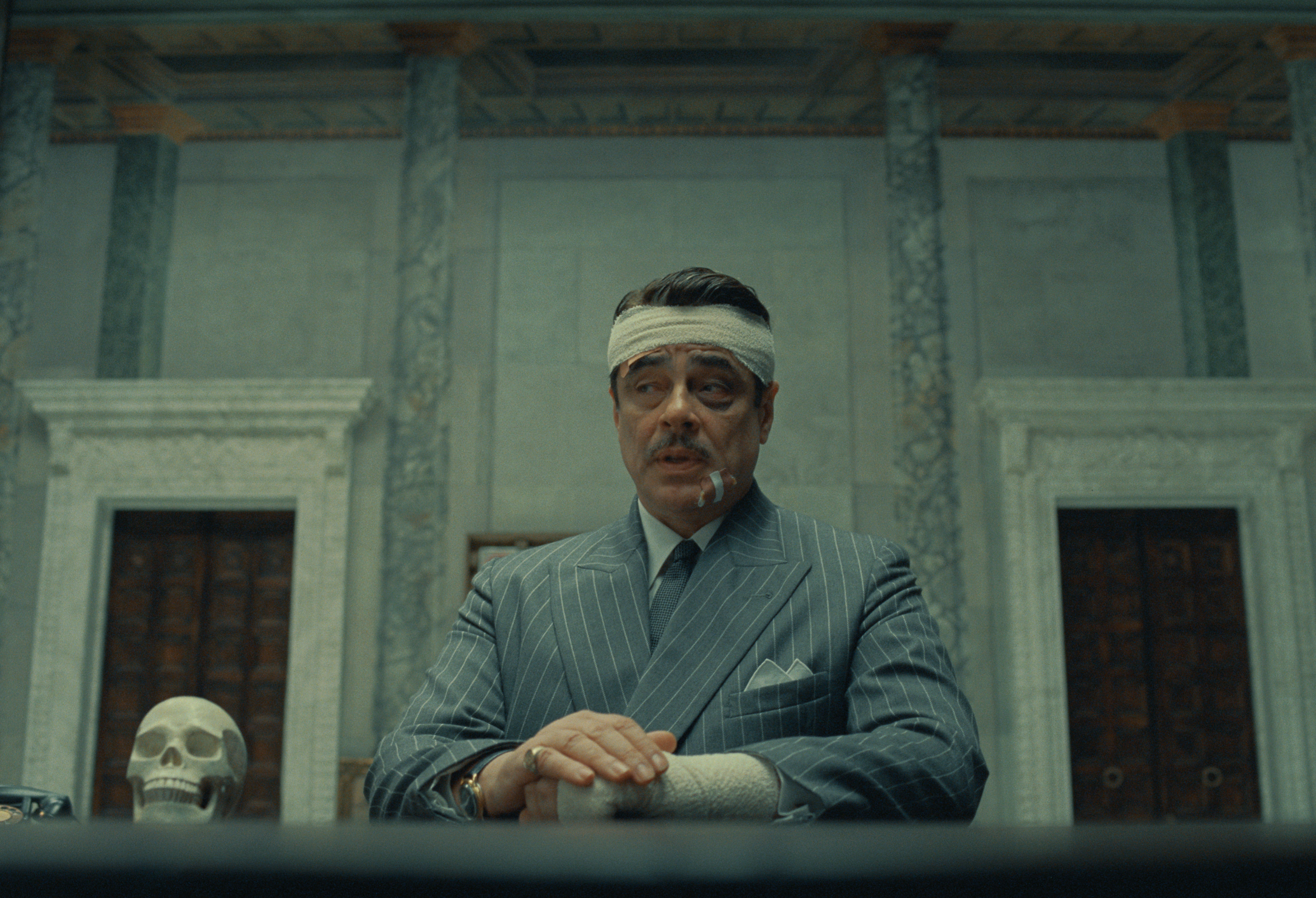 ‘The Phoenician Scheme' Review: Benicio Del Toro Hilariously Dominates ...
