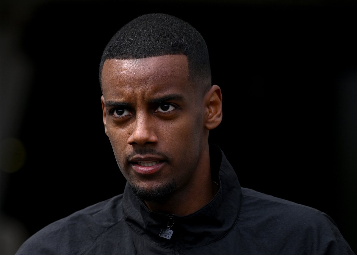Alexander Isak 'moves out of Newcastle home' as Liverpool transfer saga ...