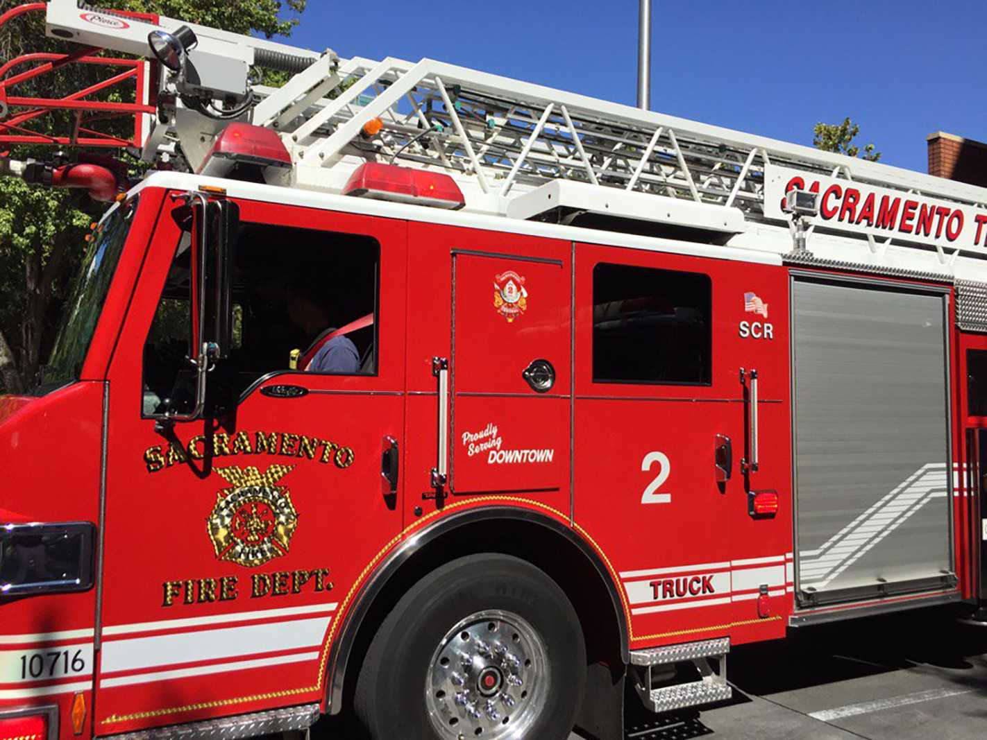 Fire crews contain grass fire in Sacramento Sunday night