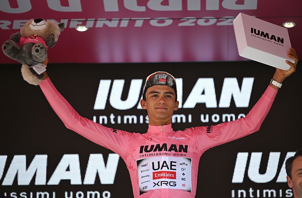 Isaac del Toro blasts into Giro d'Italia overall battle with pink in ...