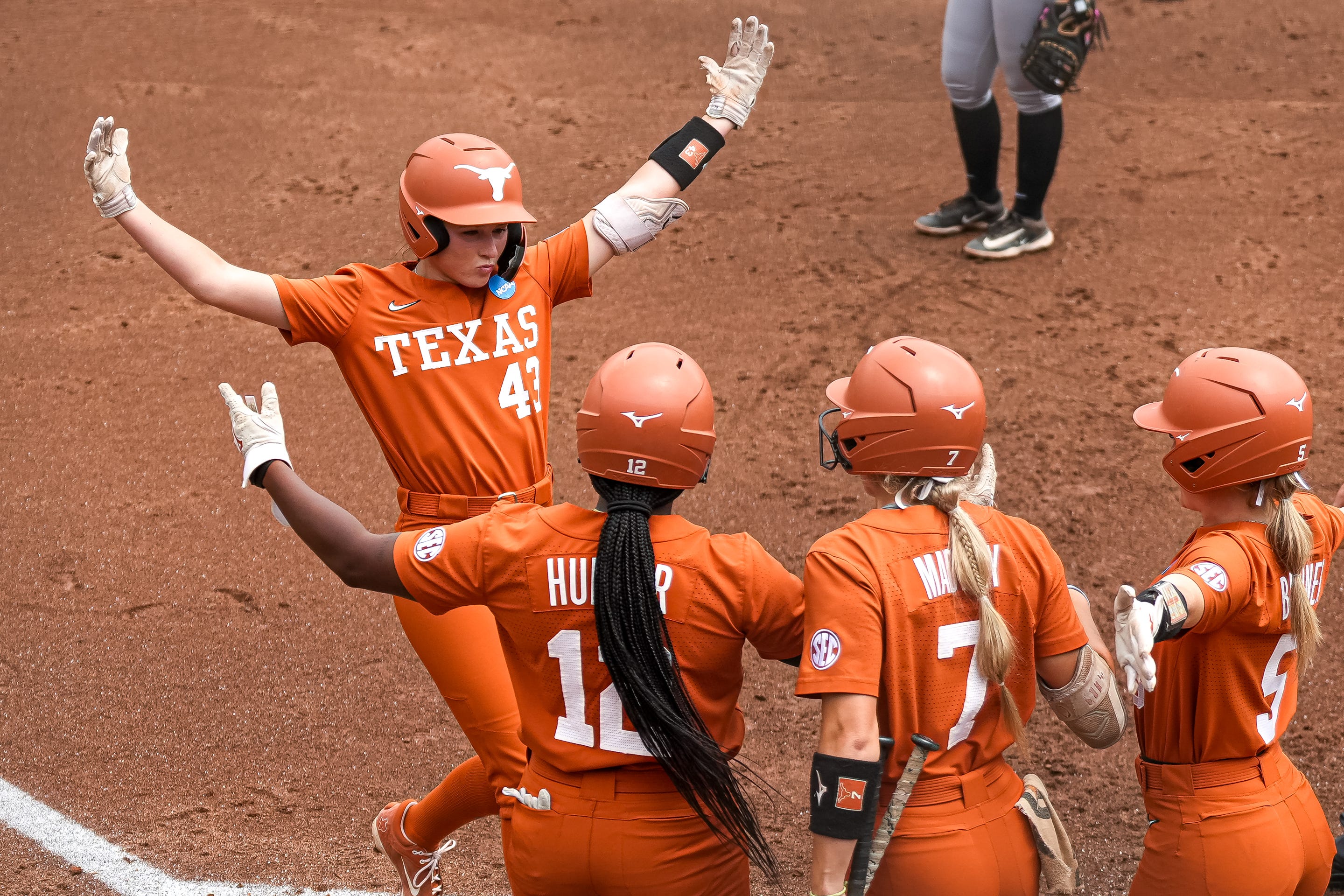 Texas softball vs Clemson: Horns make NCAA Tournament Super Regionals after win vs UCF