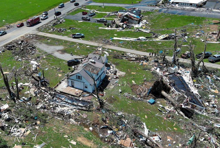 Black tornado looms 'like scene in Stranger Things' during storms which ...