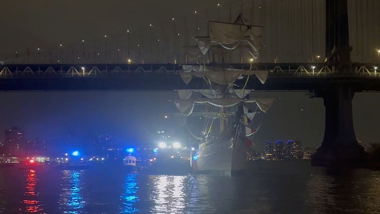 Mexican navy sailing ship crashes into Brooklyn Bridge in New York