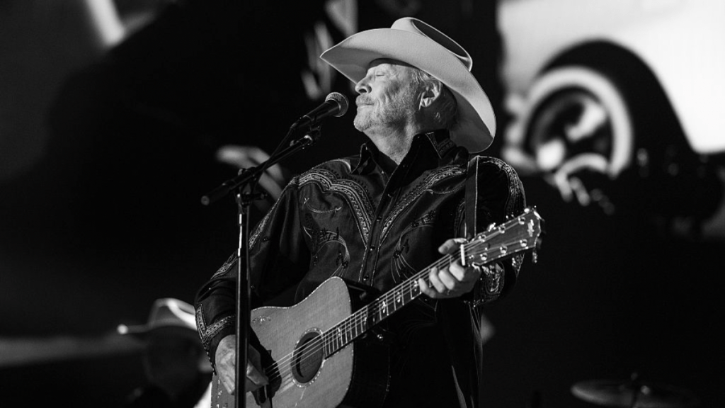 Alan Jackson Makes Heartbreaking Announcement During Tour Stop
