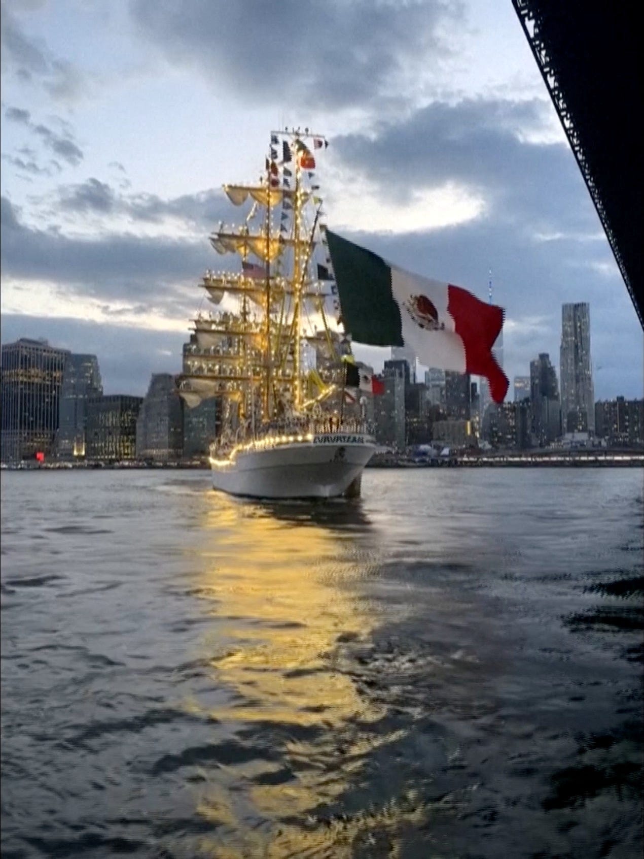 Mexican ship headed the wrong way before fatal Brooklyn Bridge crash ...