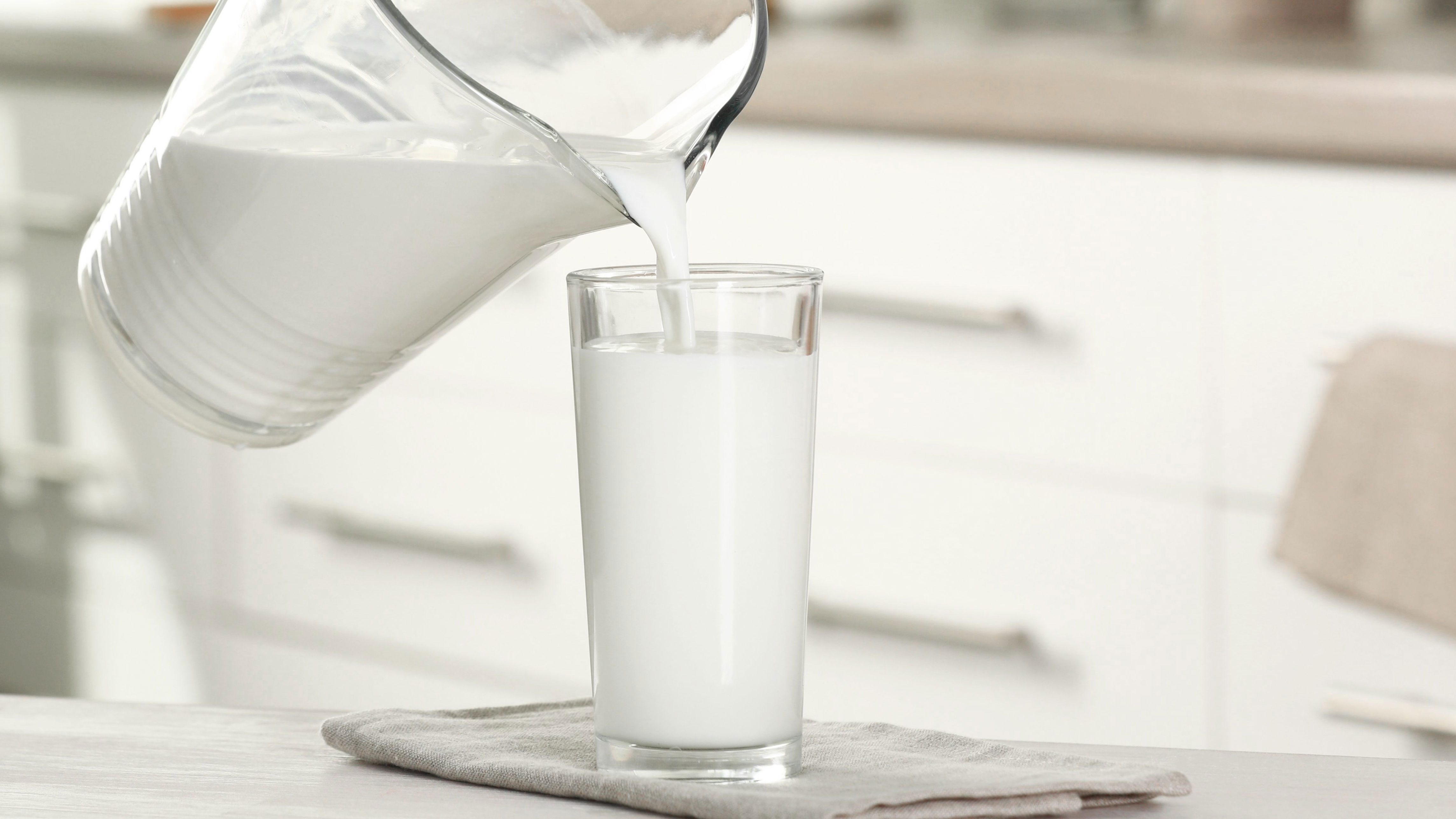 Czy ciepłe mleko naprawdę pomaga zasnąć? Nauka zna na to odpowiedź