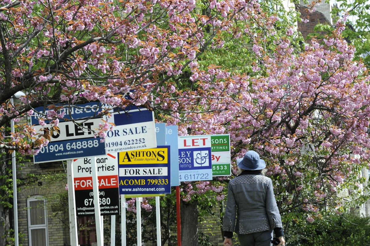Average price tag on a home reaches new record of nearly £380,000 ...
