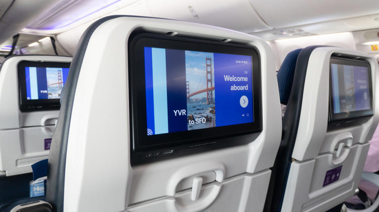8 Airlines With The Best In-Flight Entertainment Options (And One With ...