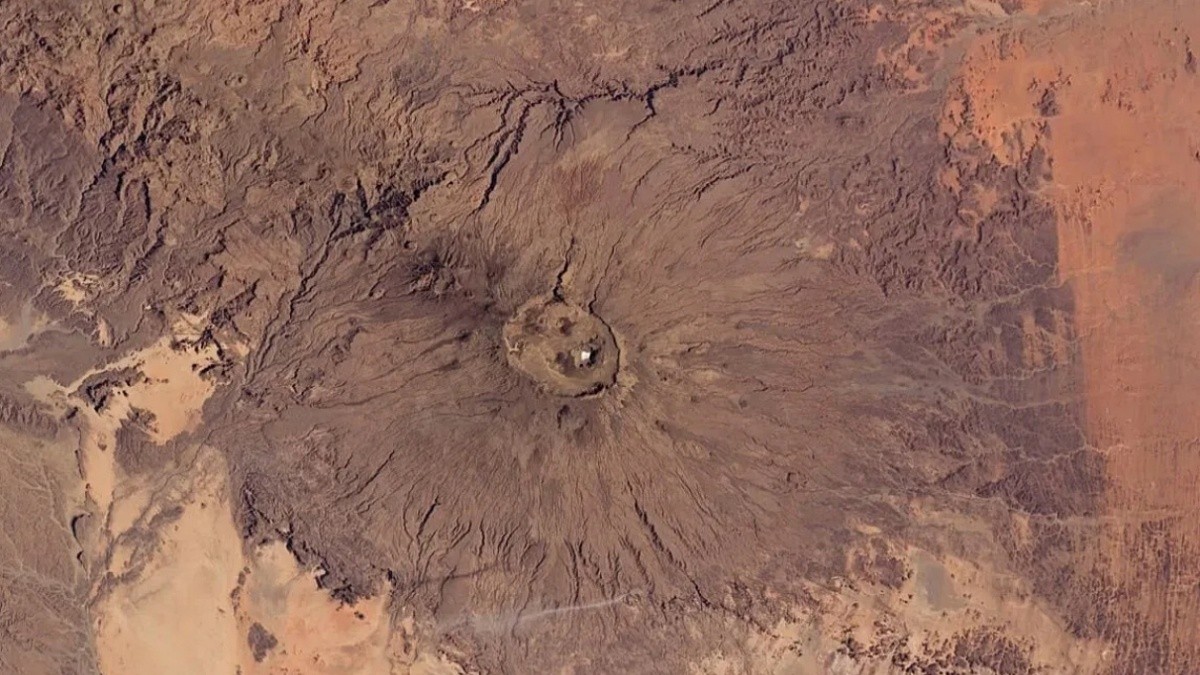 NASA captura imagen de un lago salado en un volcán extinto del Sahara