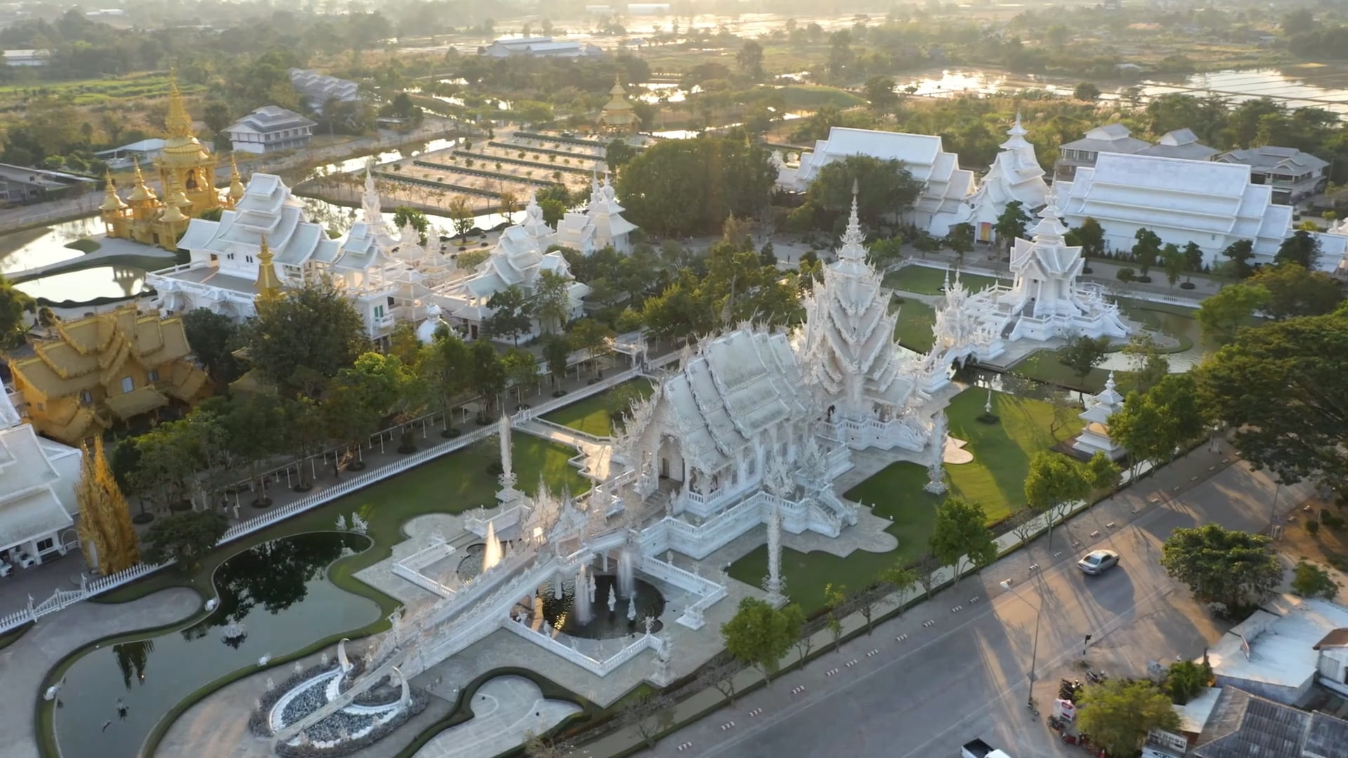 Droneutsikt over Wat Rong Khun, Thailands hvite tempel