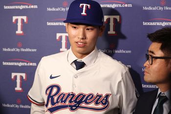 Korean high school player Kim Seong-jun signs with Texas Rangers