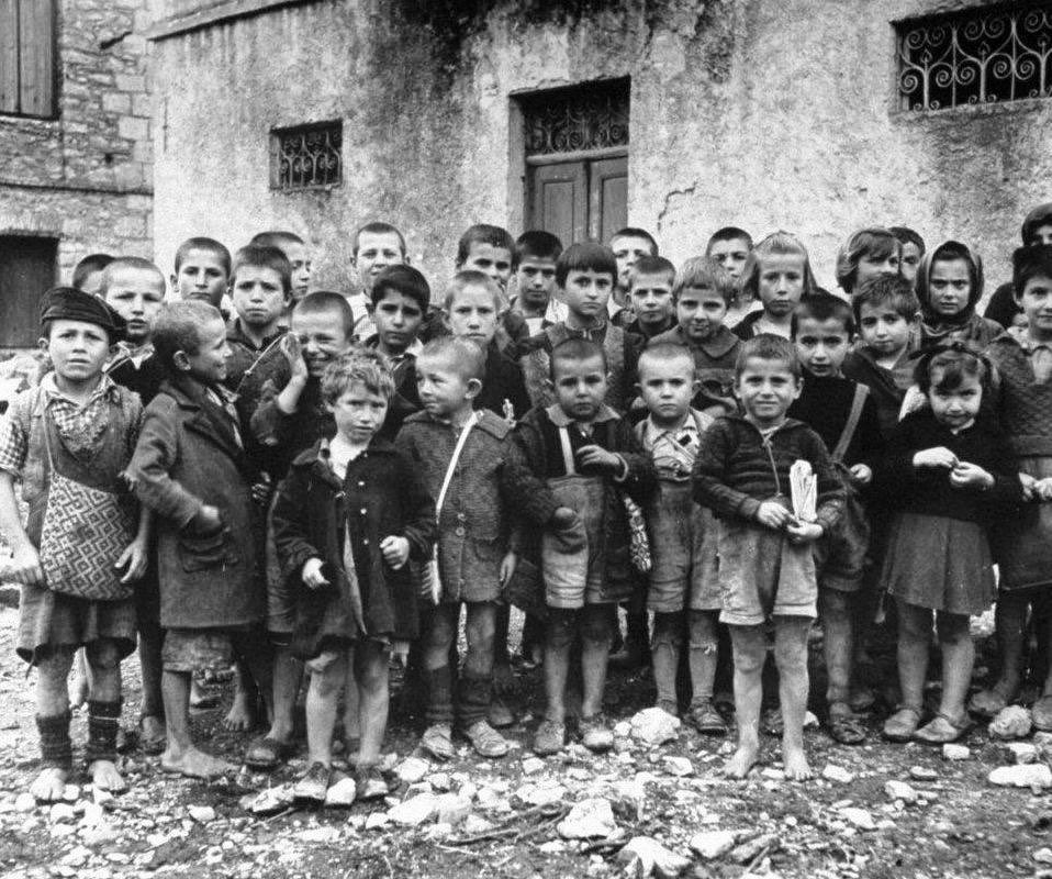 1944: Η πείνα και οι κακουχίες της κατοχής χαραγμένες στα βλέμματα ...