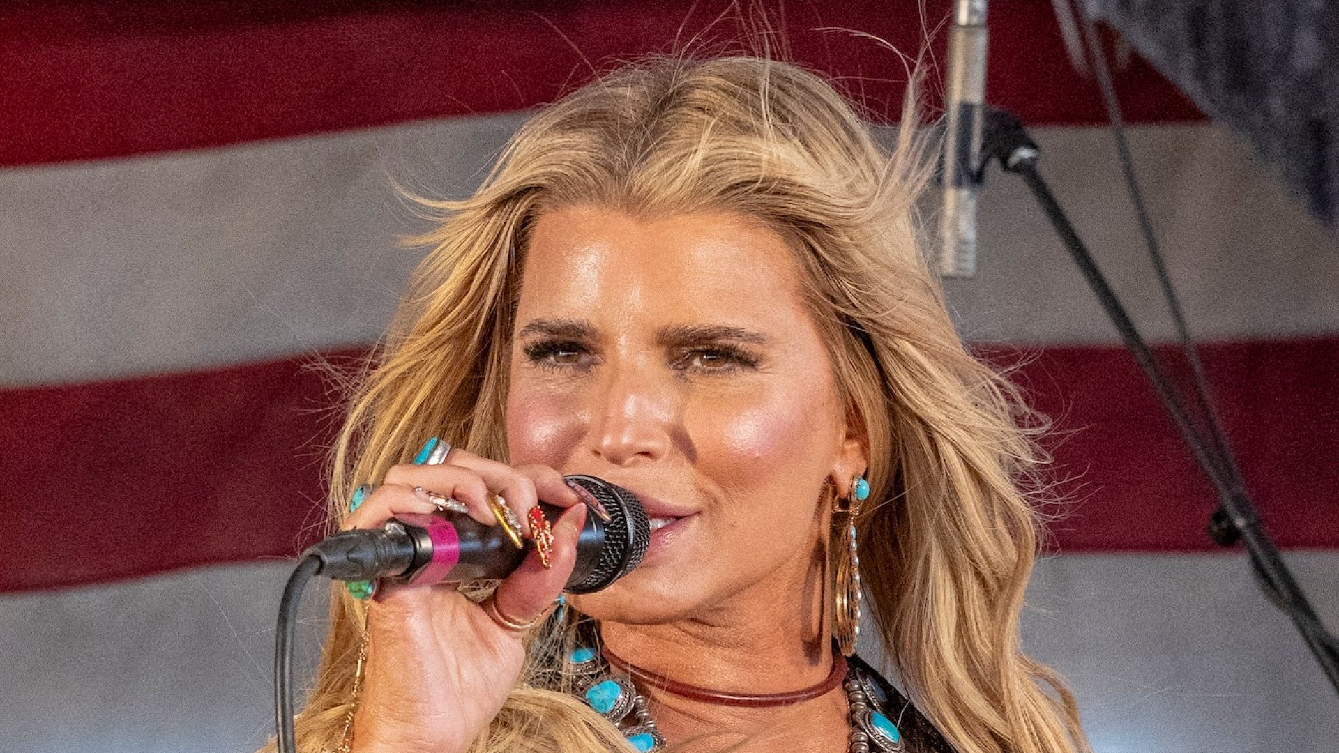 Jessica Simpson Sings on ‘American Idol' in 1st TV Appearance in 15 Years