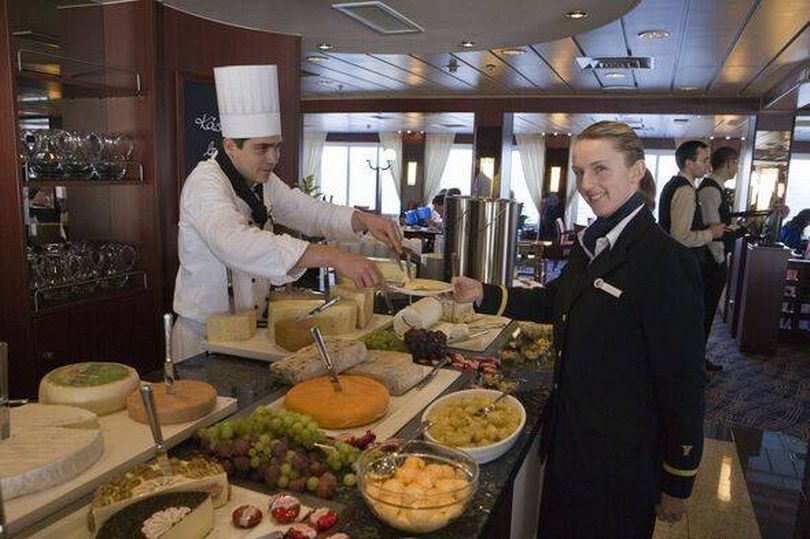 'I was a cruise ship worker - avoid this buffet mistake many passengers ...