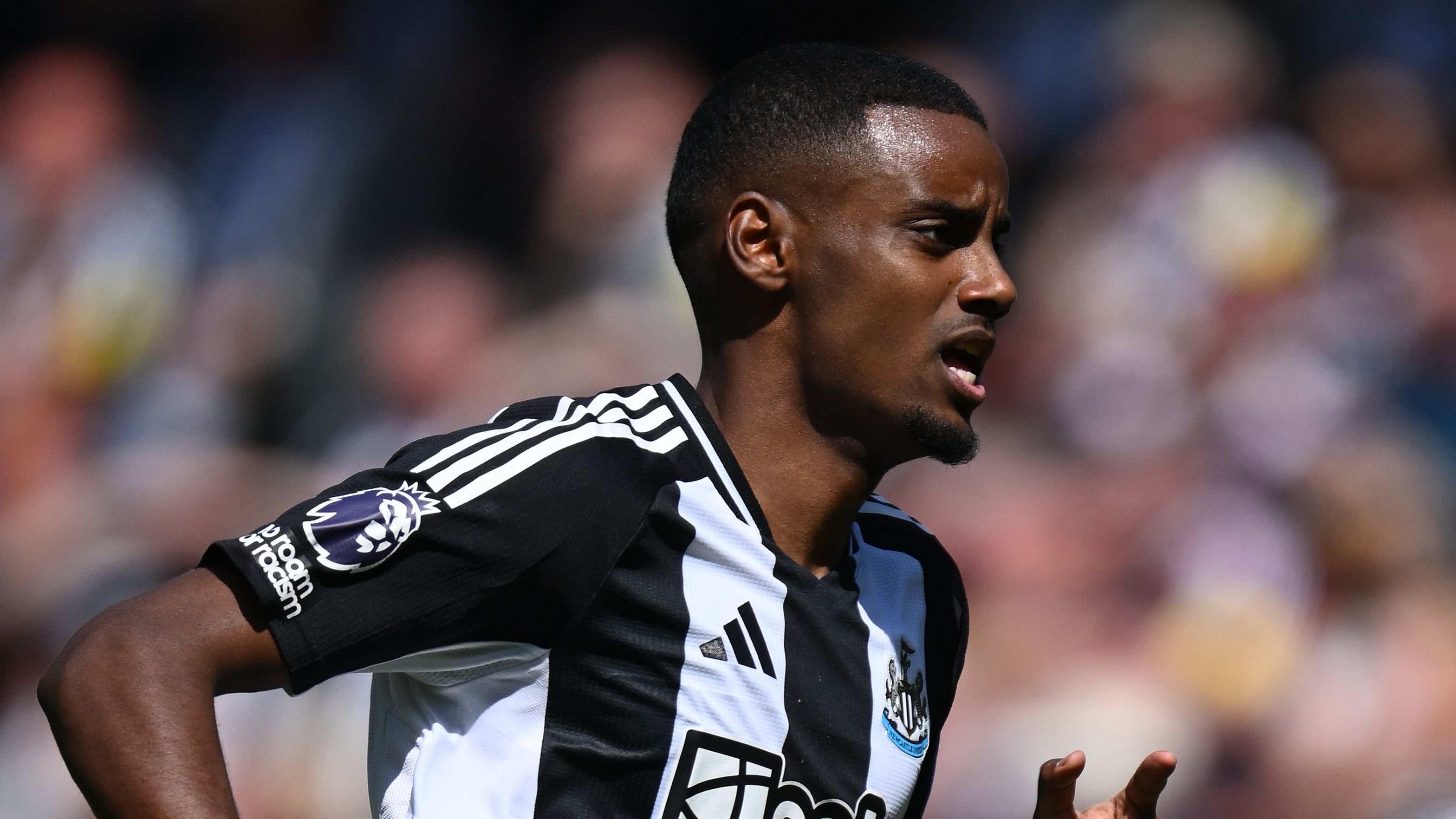 Howe admits Isak could secure big-money transfer away from Newcastle