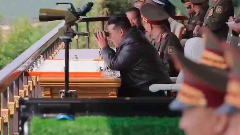 Videó: Kim Dzsongun felügyeli a Chonma-216 harckocsik bemutatóját egy ...