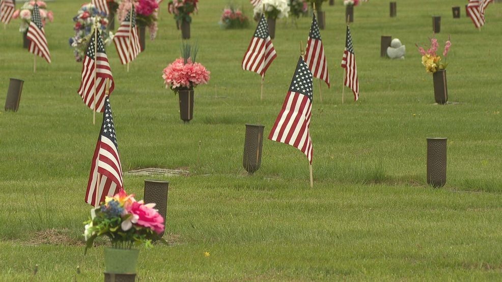 Volunteers place 4,000 flags on veterans' graves in Lewiston, honoring ...