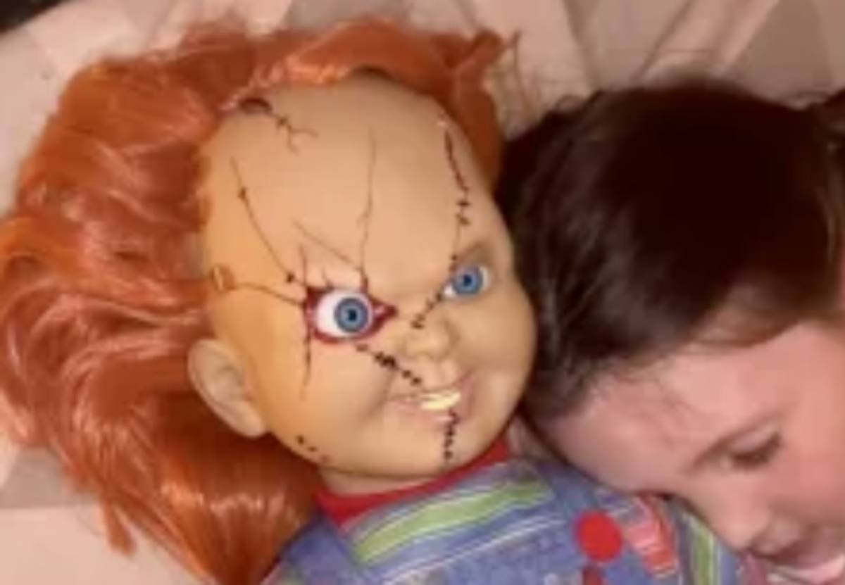 Mãe mostra filha dormindo abraçada com boneco assustador e diverte a ...