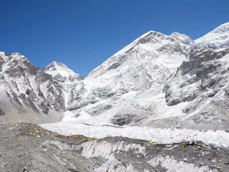 52-year-old mountaineer scales Mount Everest