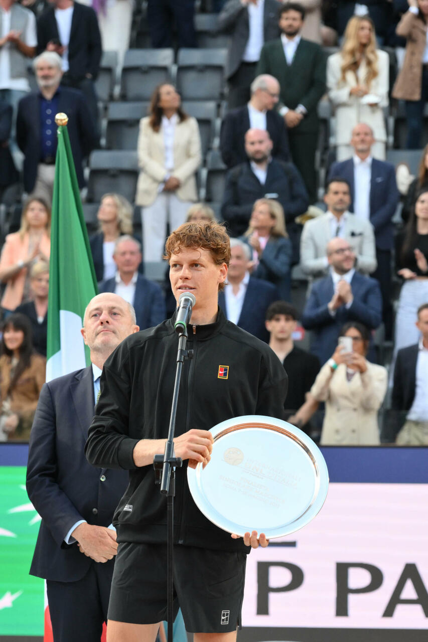 Ascolti, Amici travolge tutti e Pier Silvio Berlusconi ringrazia Maria ...