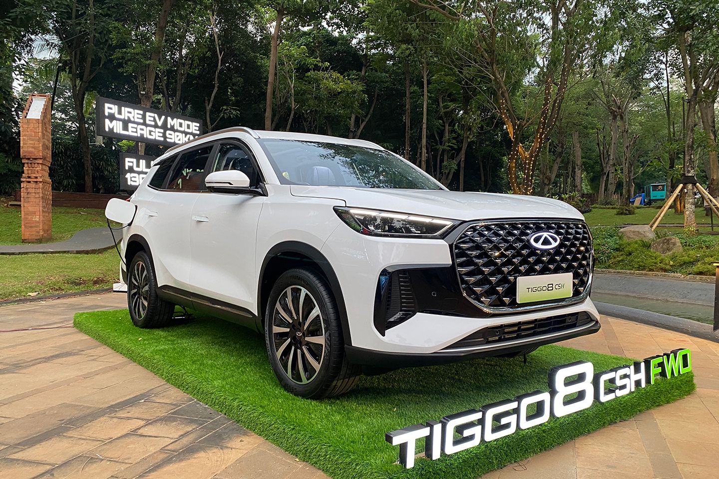 Jarak Tempuh Listrik Innova Zenix Hybrid Vs Tiggo 8 CSH, Beda Jauh