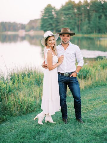 Taking engagement photos soon? These expert-approved fashion tips will ...