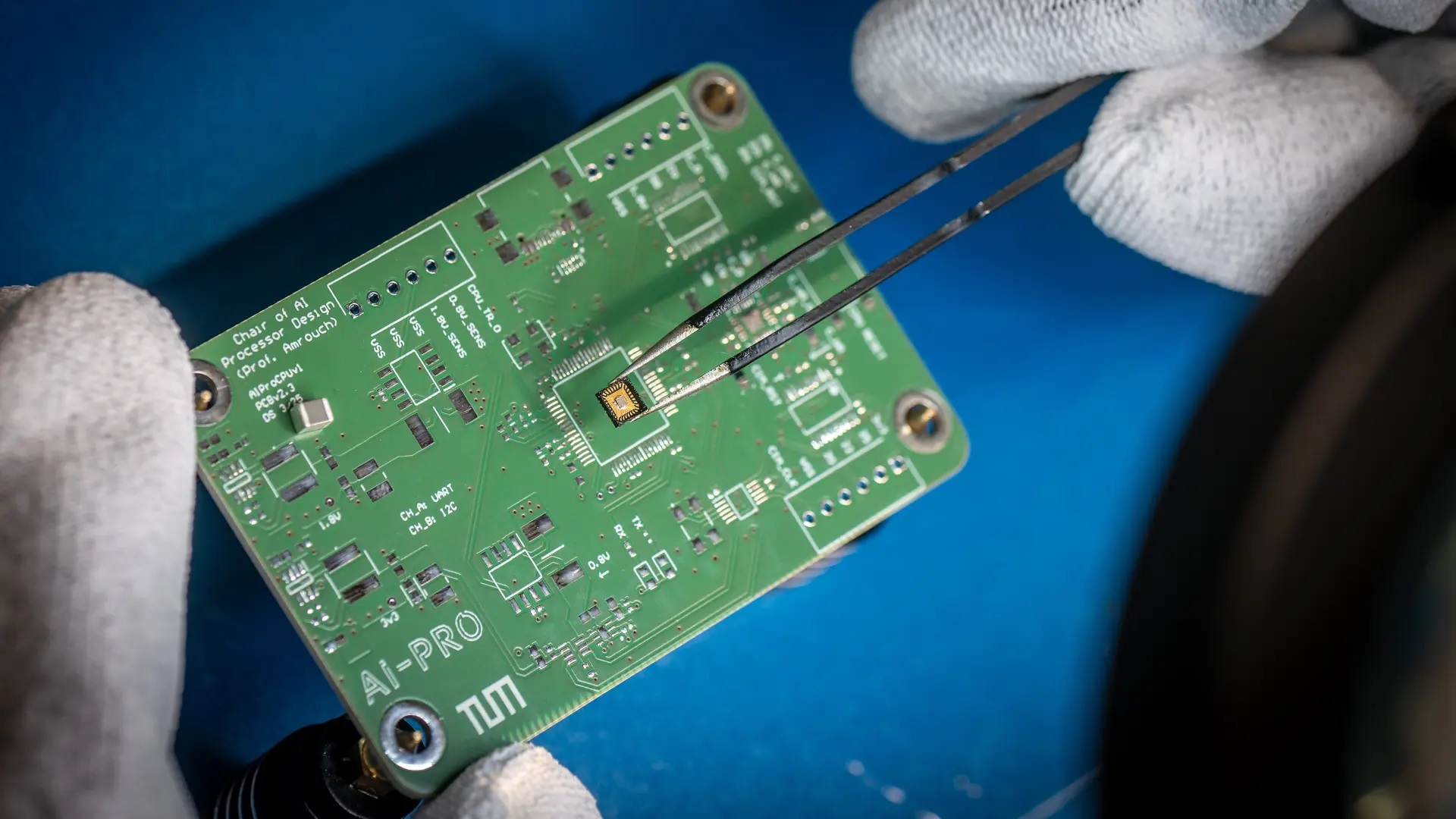 Brain-inspired AI chip uses 100 times less energy to power devices ...