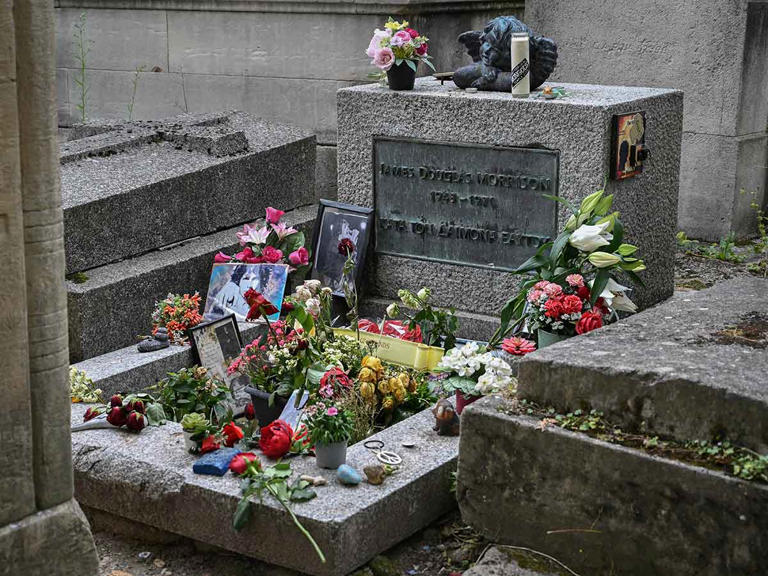 En allanamiento por fraude hallan busto de la tumba de Jim Morrison