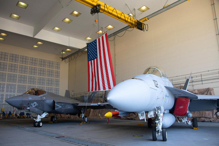 「超視距獵殺」啟動！美F/A-18F日本掛AIM-174B 劍指中國戰略節點