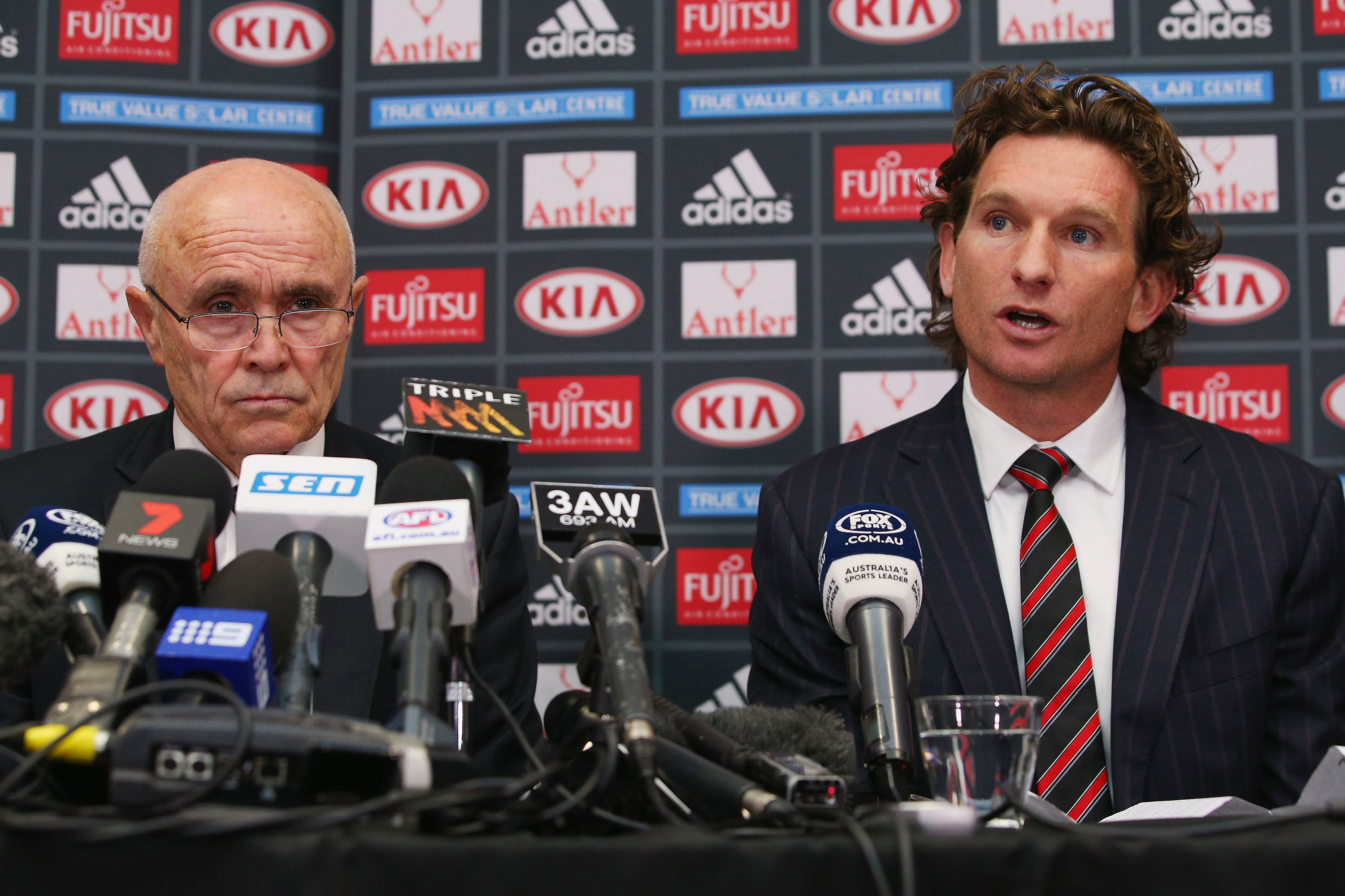 Hird responds to stunning Essendon coaching return links