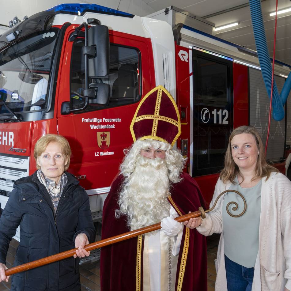 Neues Nikolauskostüm für die Feuerwehr Wankum