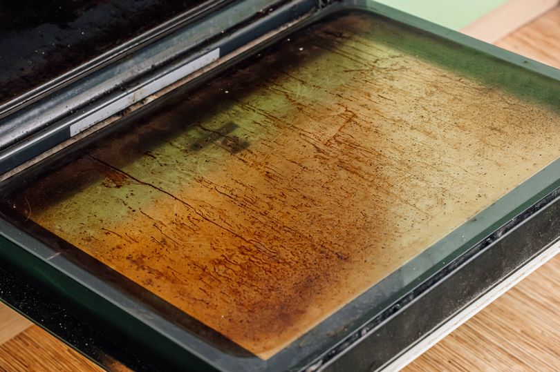 Remove oven door grease in 30 minutes with natural kitchen ingredient