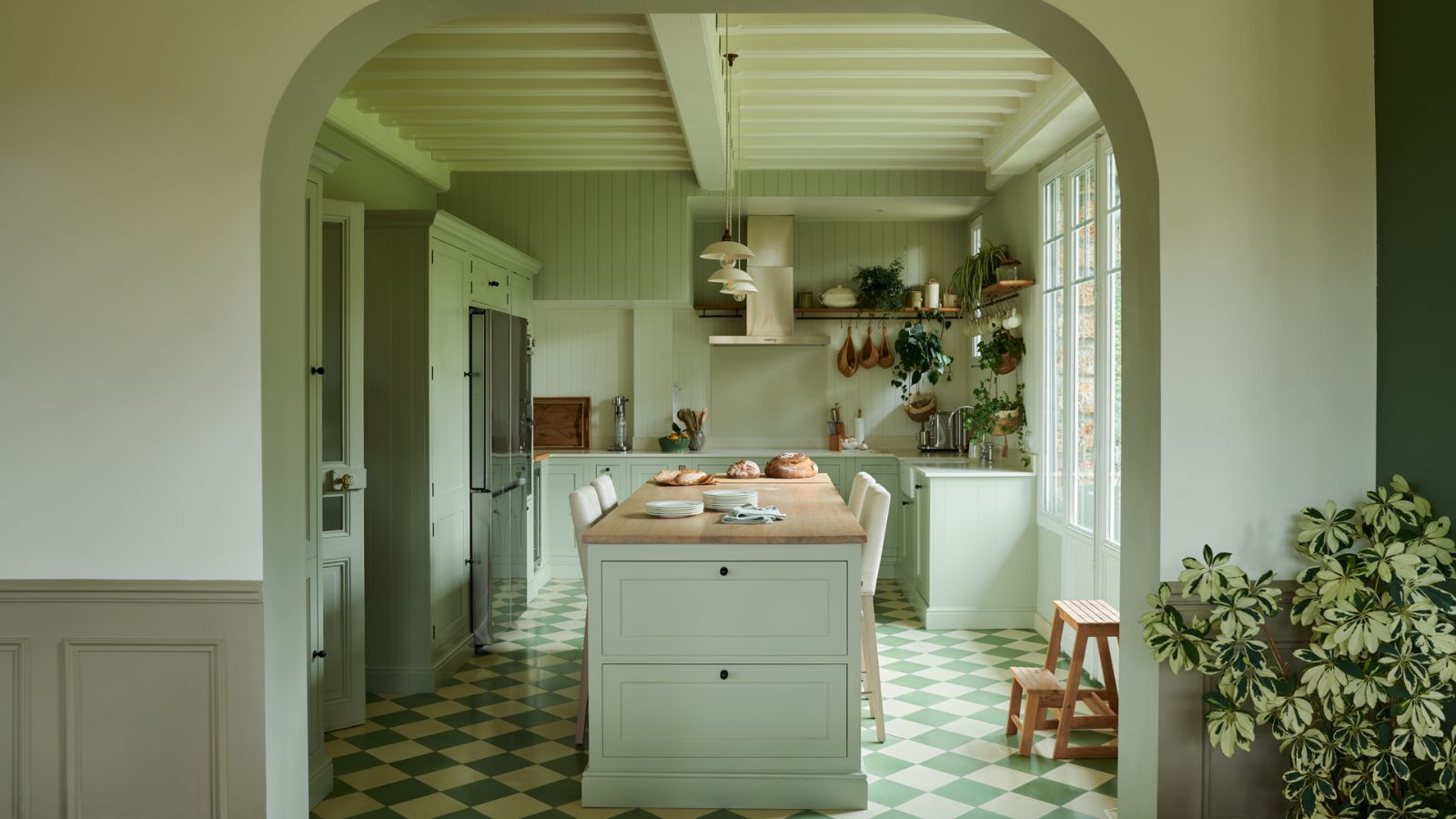9 color-drenched kitchens that prove this paint trend is totally ...