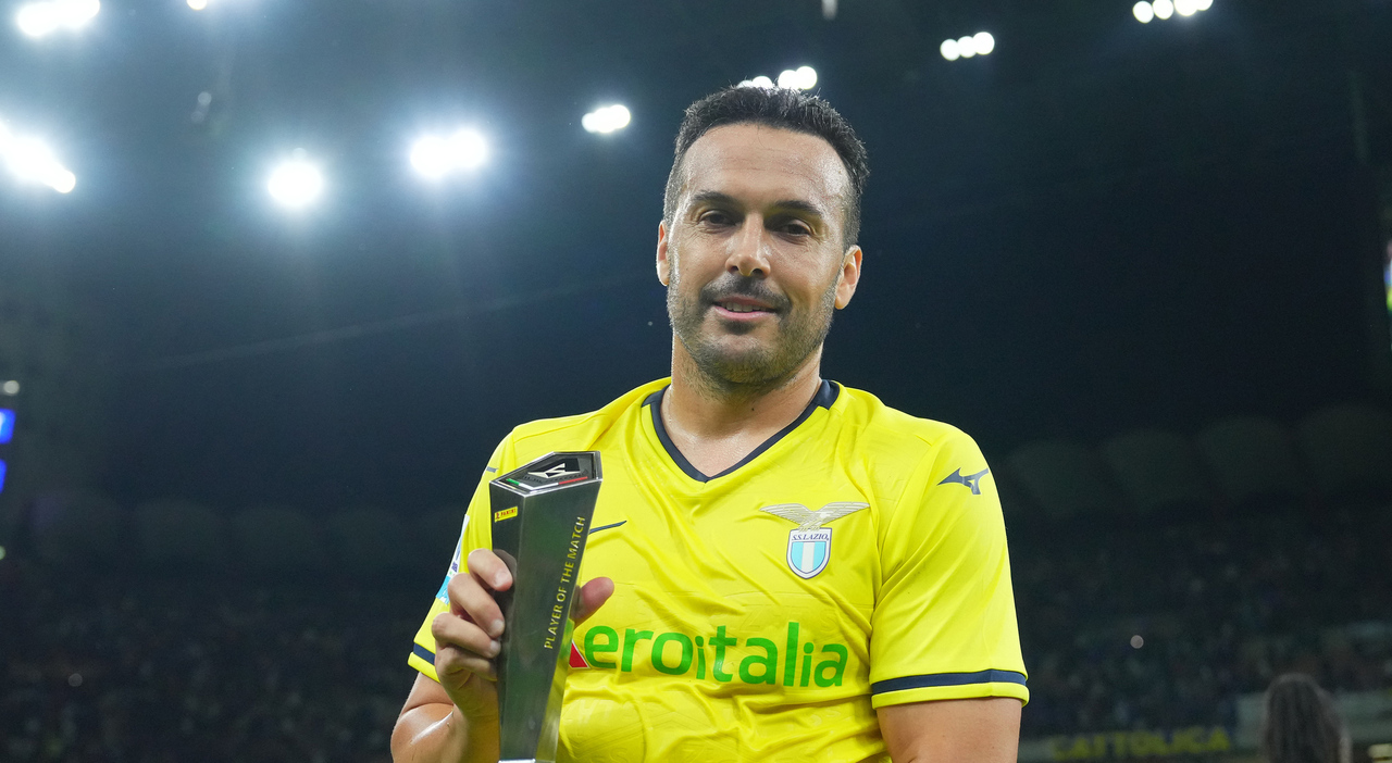 Napoli, corsa scudetto: scoppia la Pedro-Mania, il nuovo eroe della città