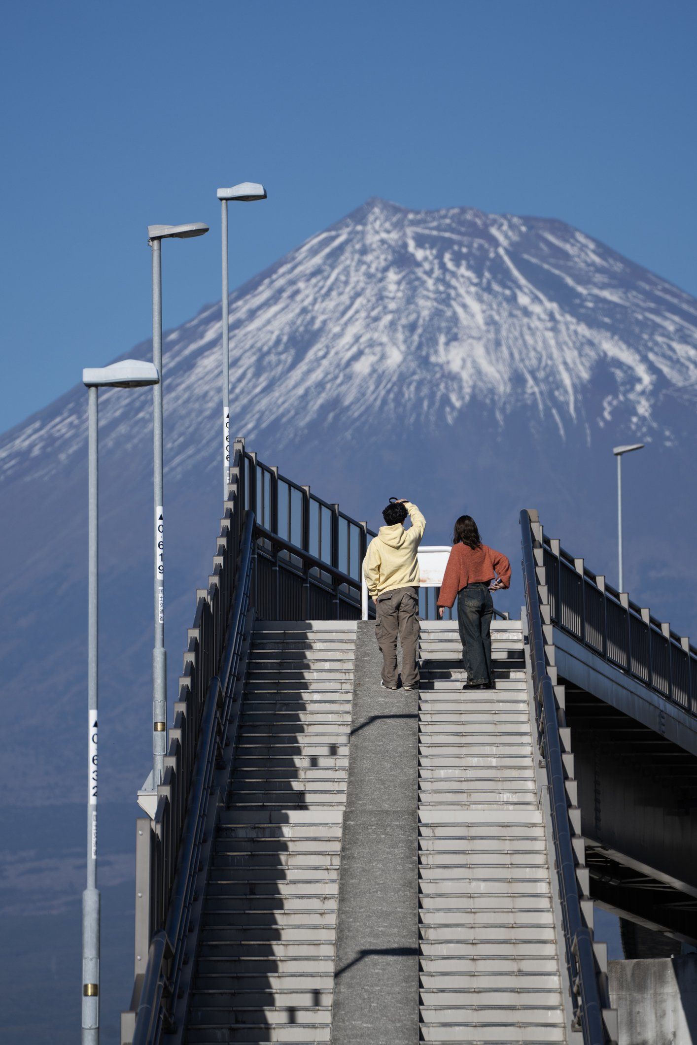 Tourists taking selfies on Mount Fuji's 'dream bridge' is a huge ...
