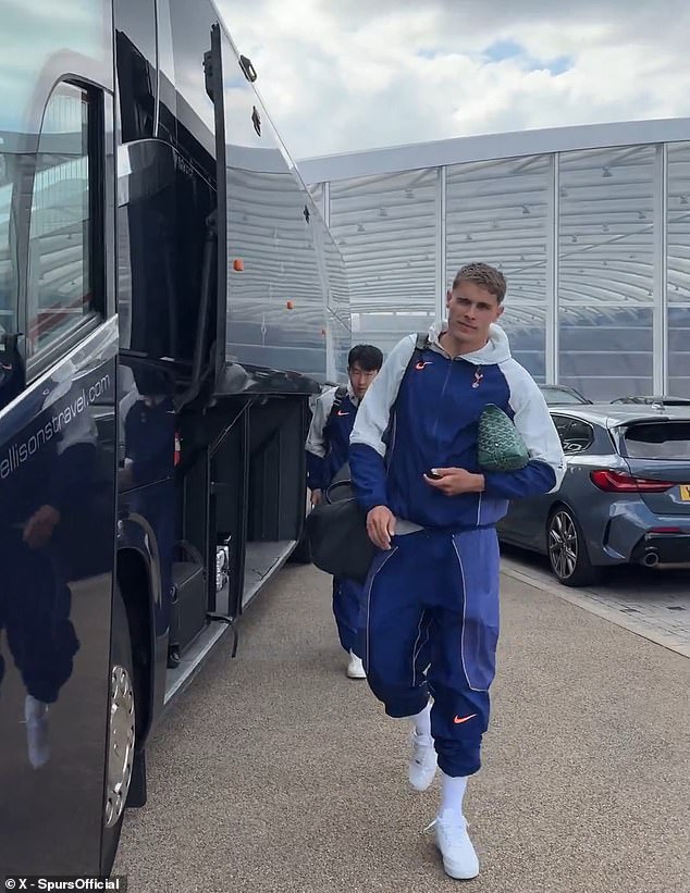 Man United suit up as they get fitted for the Europa League final in £ ...