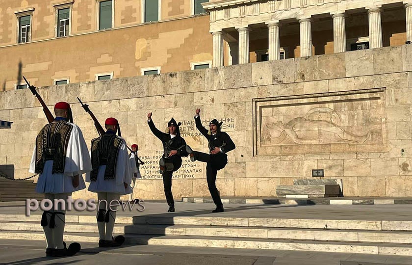 Εύζωνες με την ποντιακή στολή στον Άγνωστο Στρατιώτη ανήμερα της 19ης Μαΐου