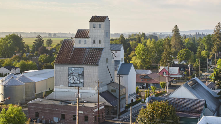 The Heart Of Oregon's Postcard-Worthy Willamette Valley Hides An Award ...