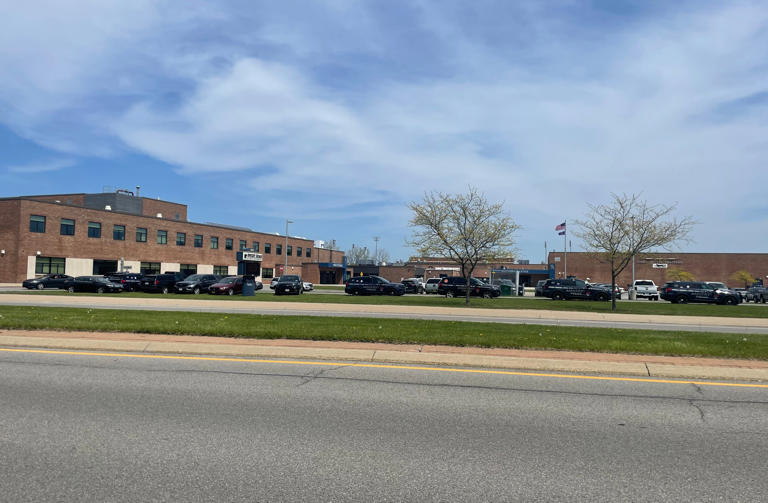 Teen arrested for making terroristic threat at Sweet Home High School