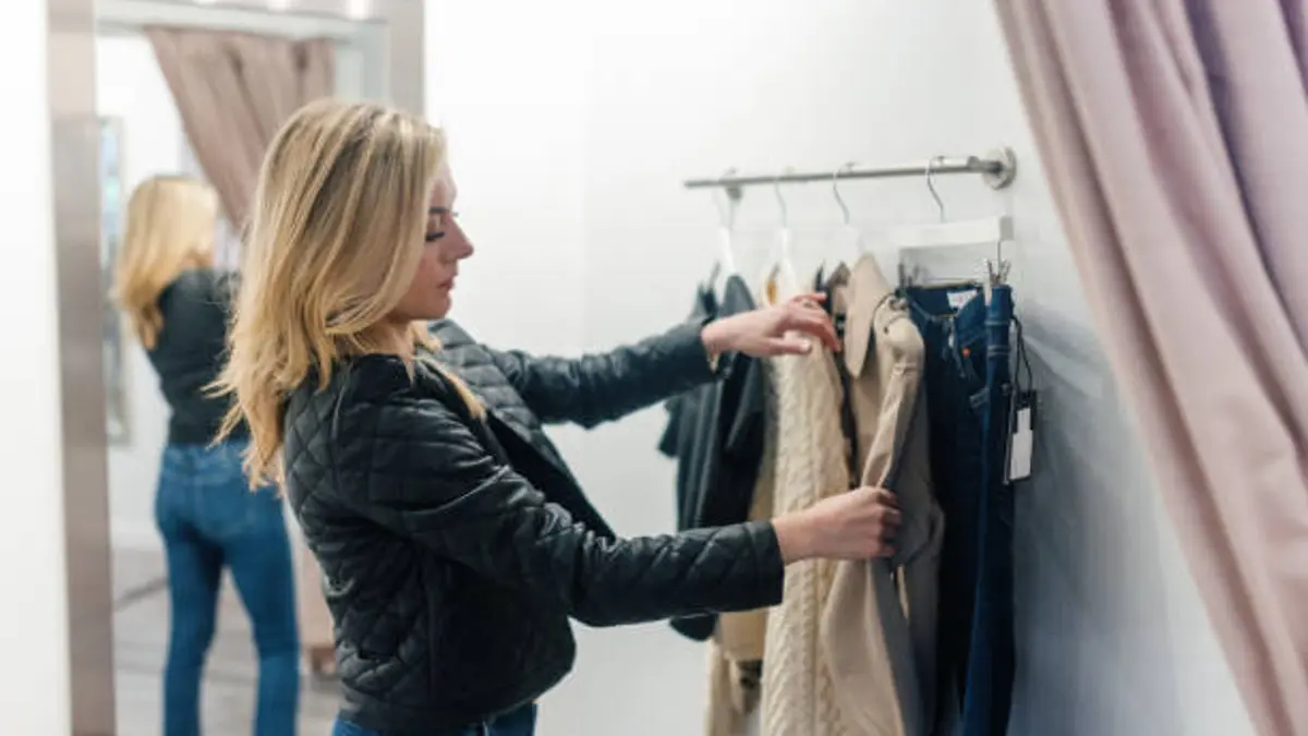 ¿Dejas el probador desordenado al terminar de probarte ropa? Esto es lo ...