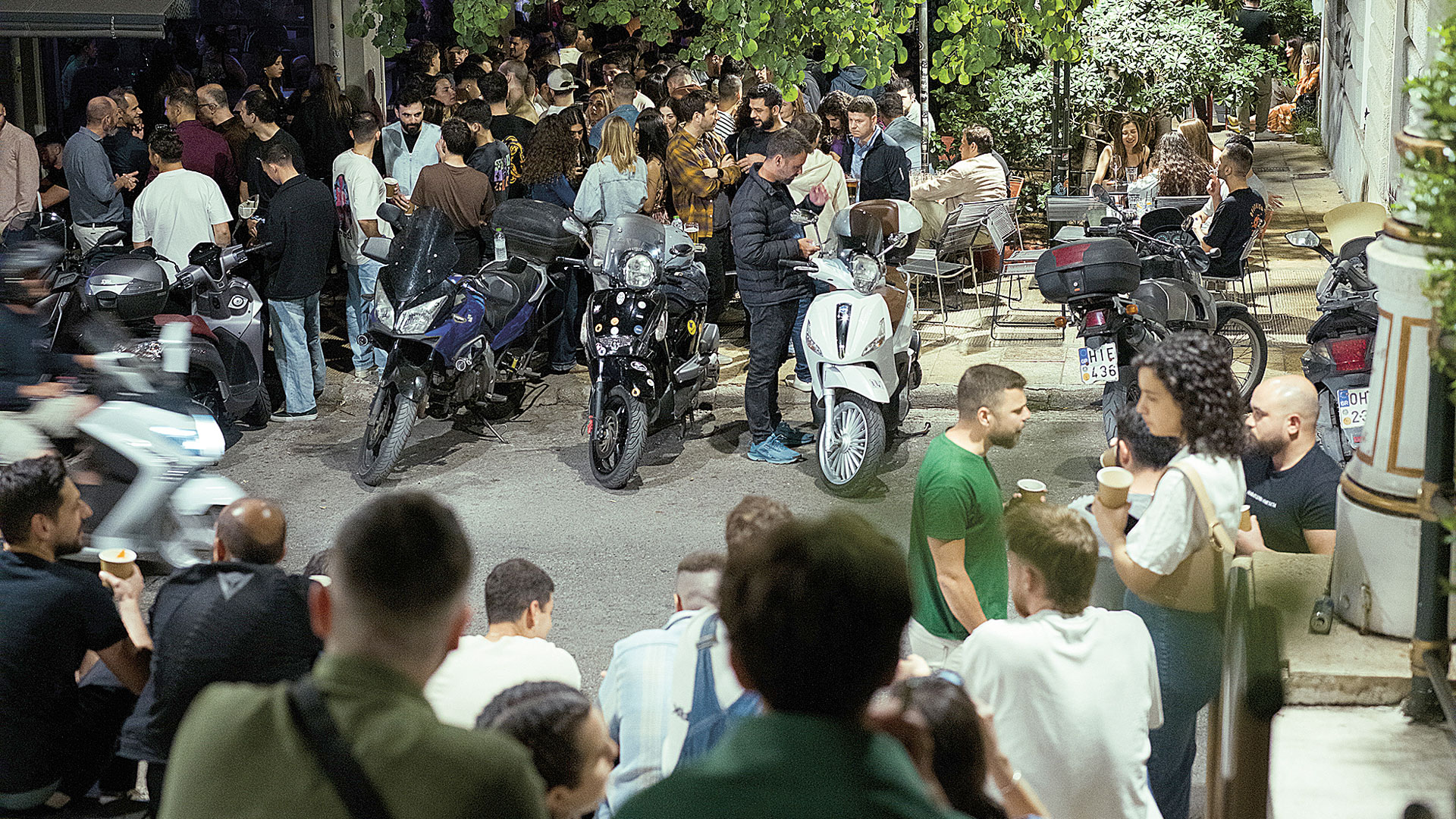 Οταν ο δρόμος γίνεται μπαρ