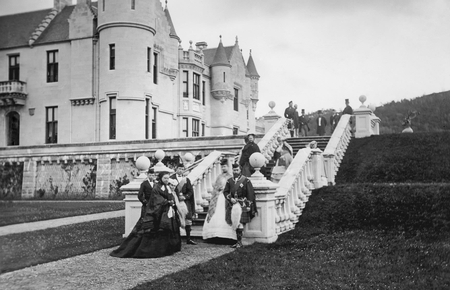 Rare archive photos of the British royal family at home through the years