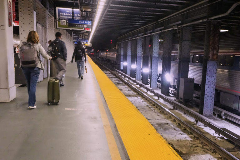 Strike by New Jersey Transit train engineers leaves some 100,000 ...