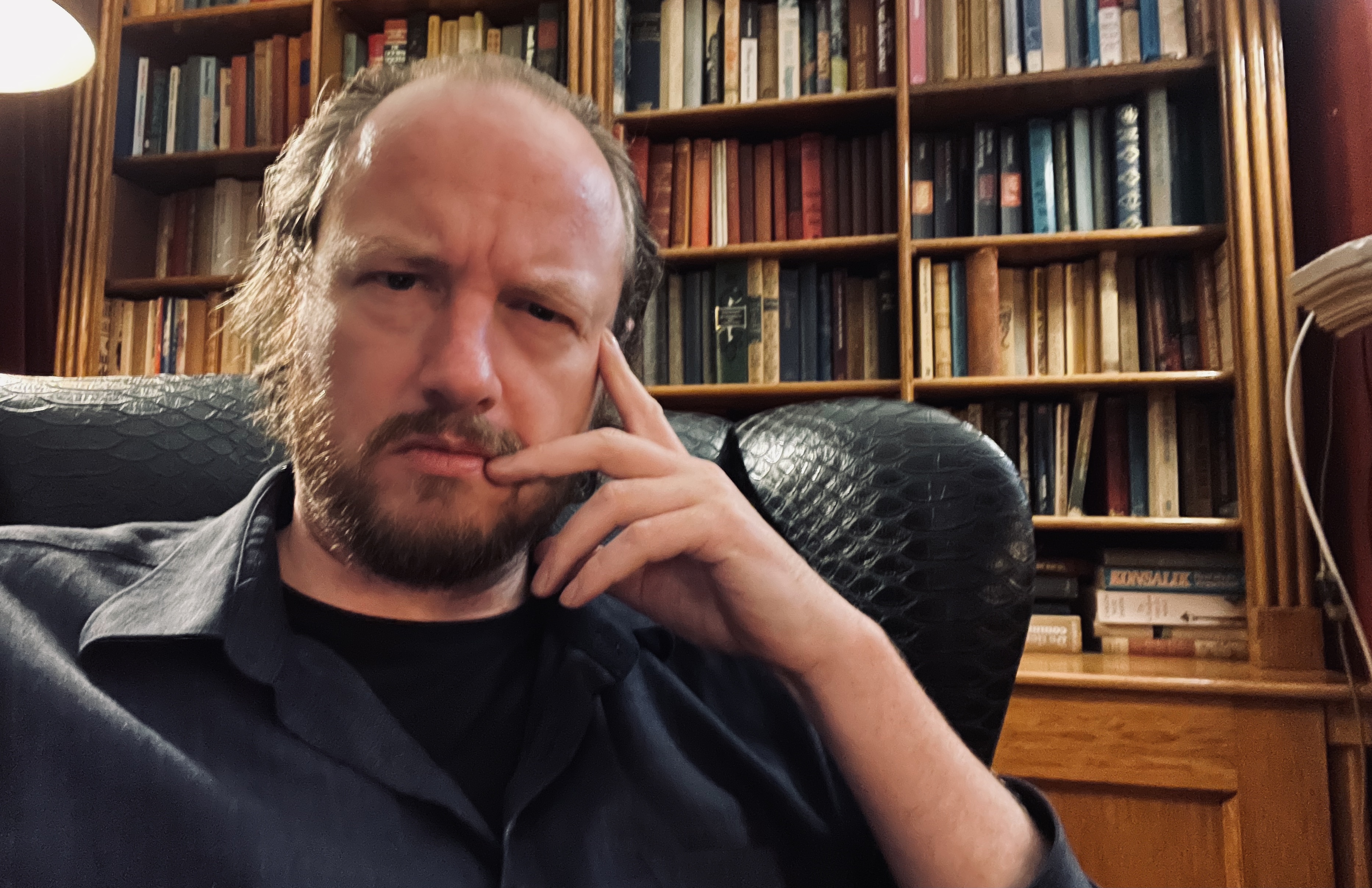 Schrijver Joris van Os kreeg als Marokkaanse vrouw wél een boekcontract