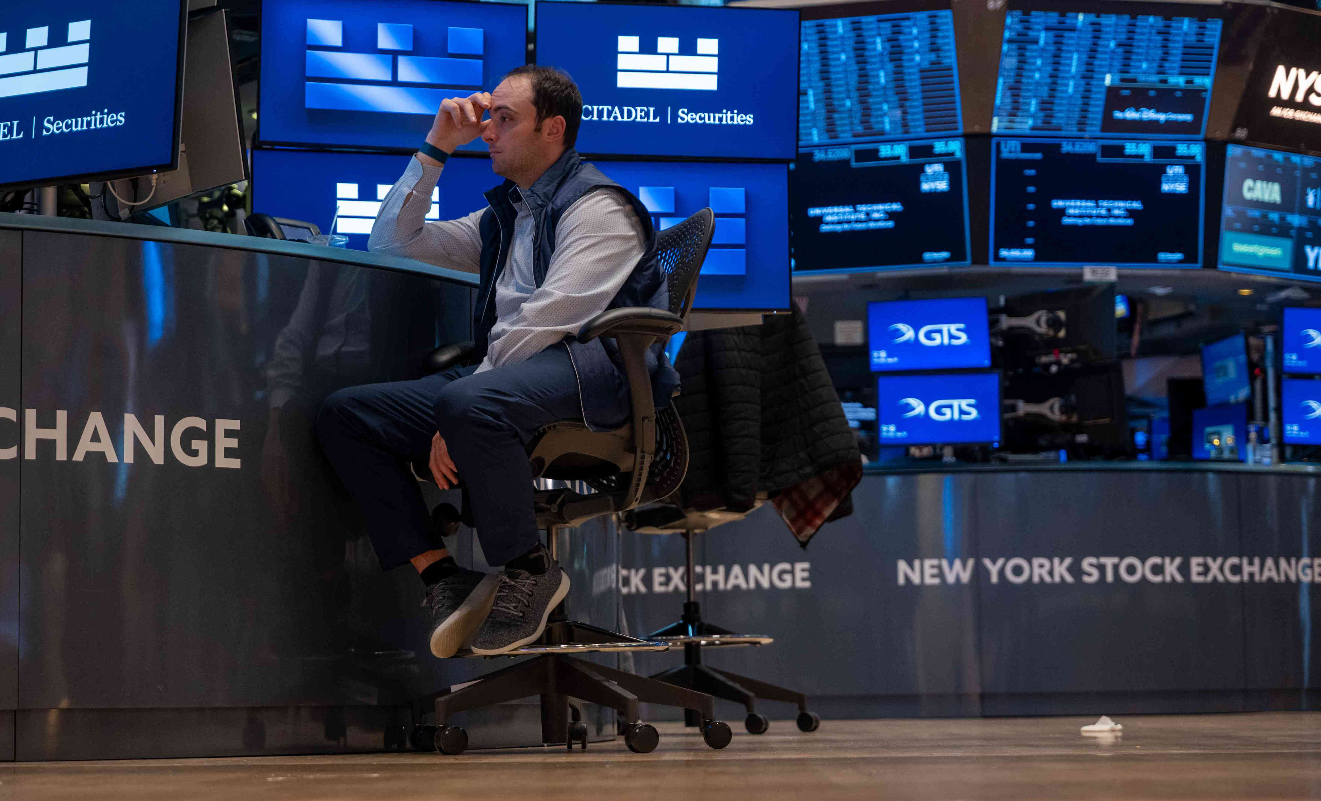 Stock Market Shakes Off U.S. Credit Rating Downgrade