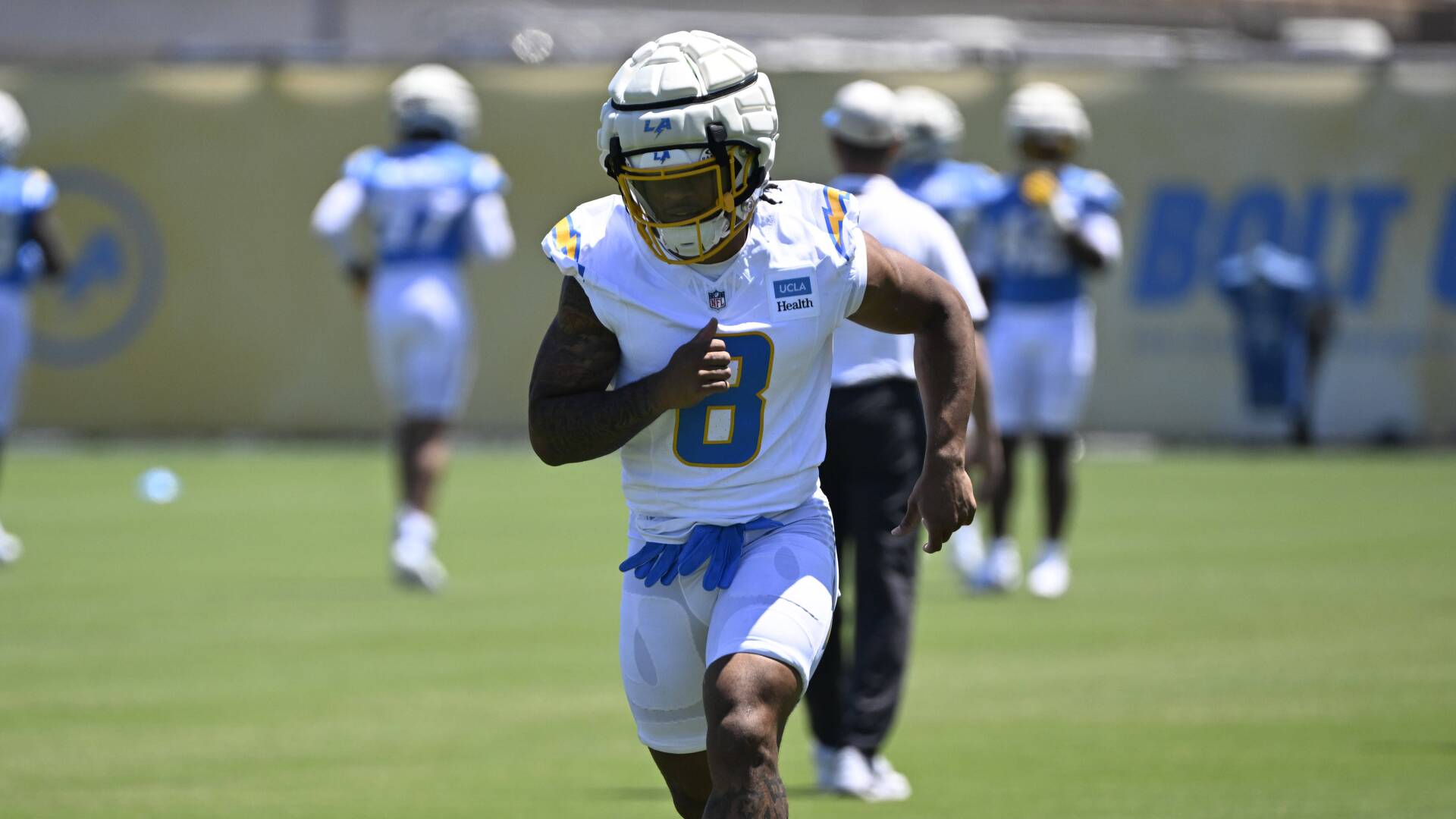 Report: Chargers agree to terms with first-round RB Omarion Hampton