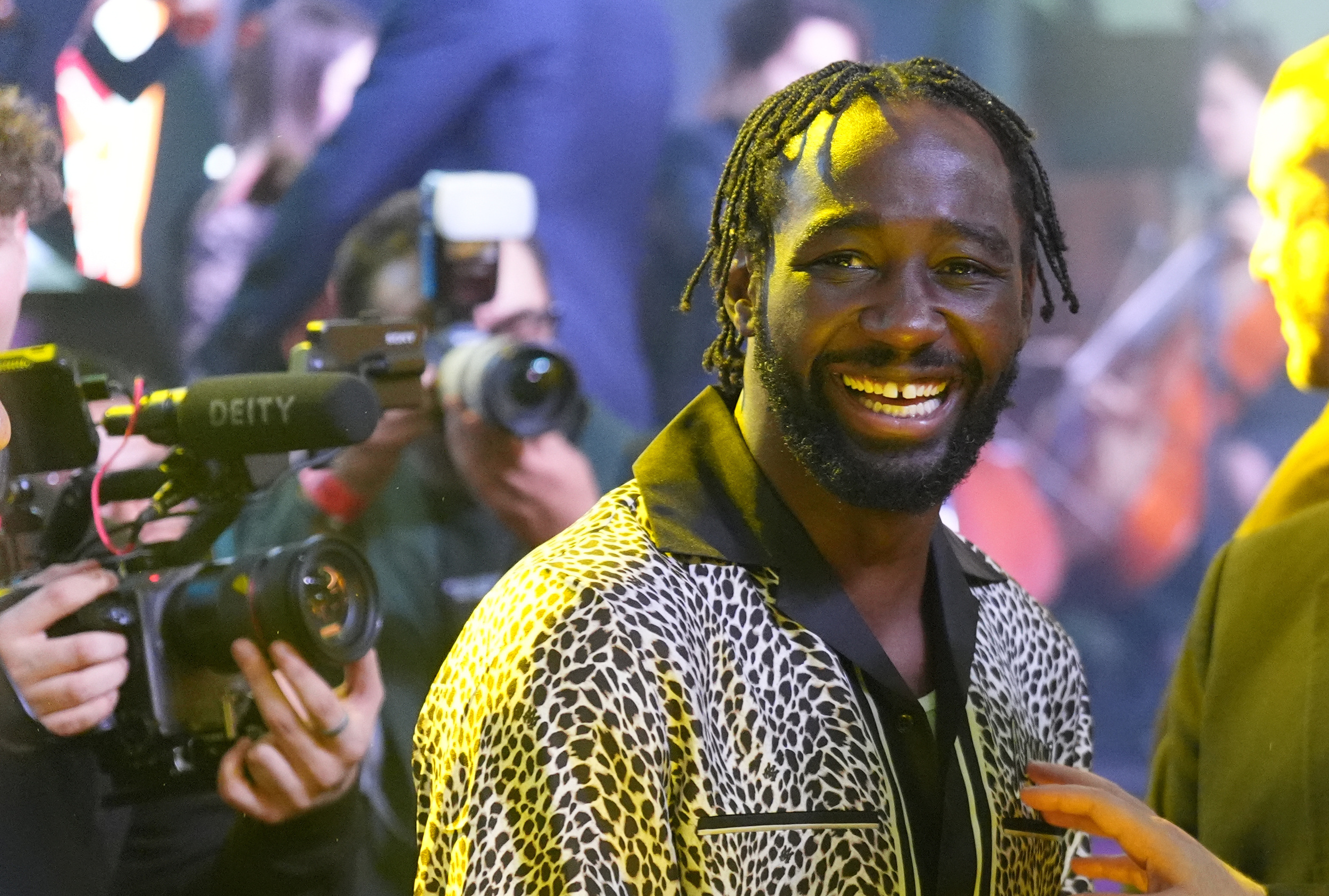 Ex-World Champion Drops Bold Crawford vs Canelo Prediction