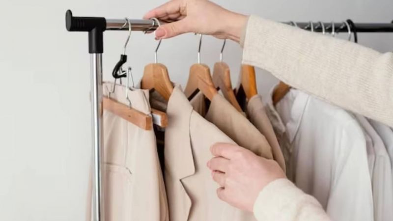 Qué significa colgar las perchas al revés, según la psicología